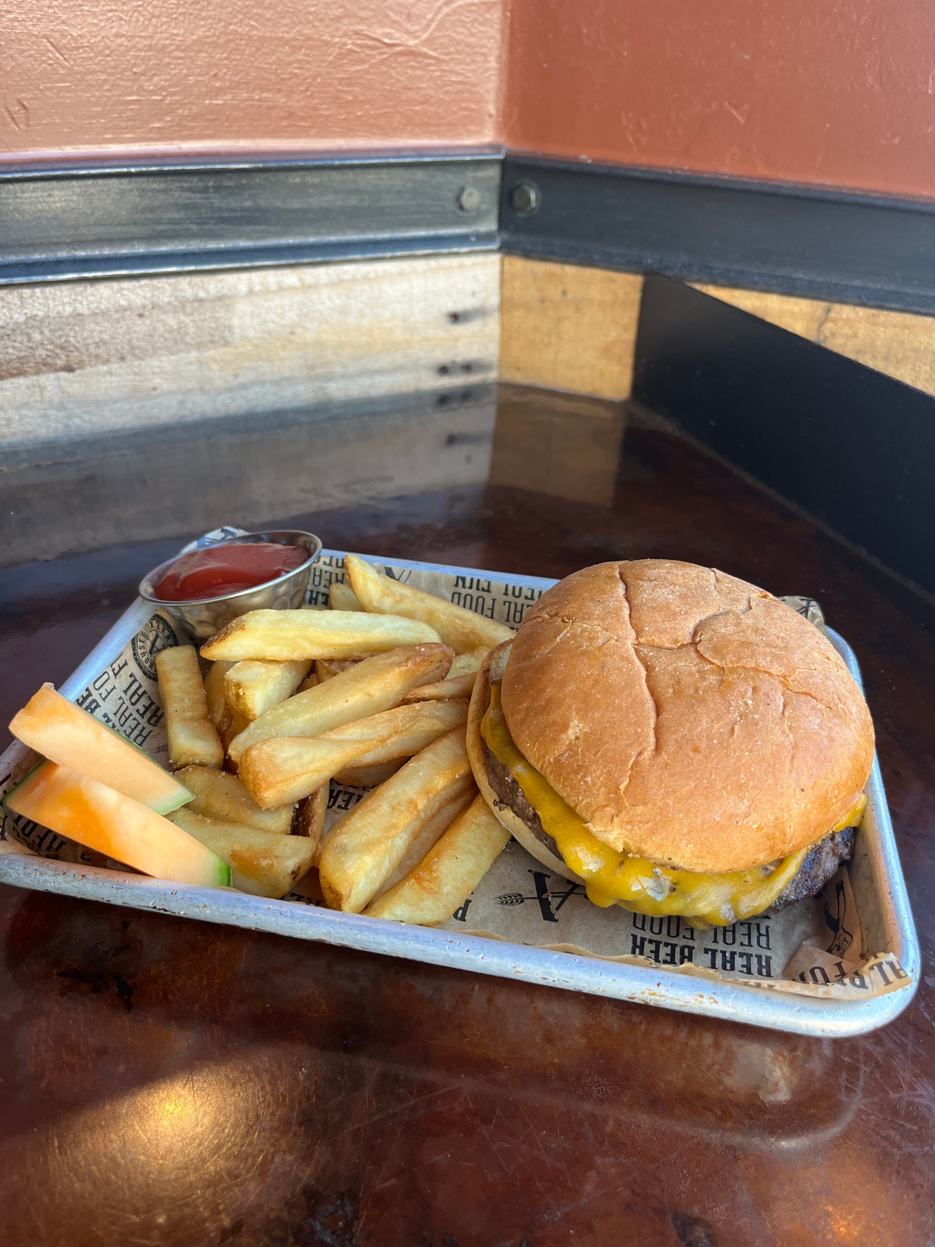 Kids Cheseburger – AuburnAlehouse